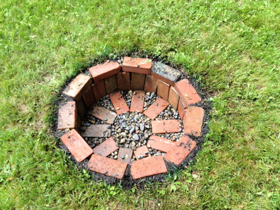 40 Inexpensive DIY Fire Pit Ideas for Your Backyard - Blitsy