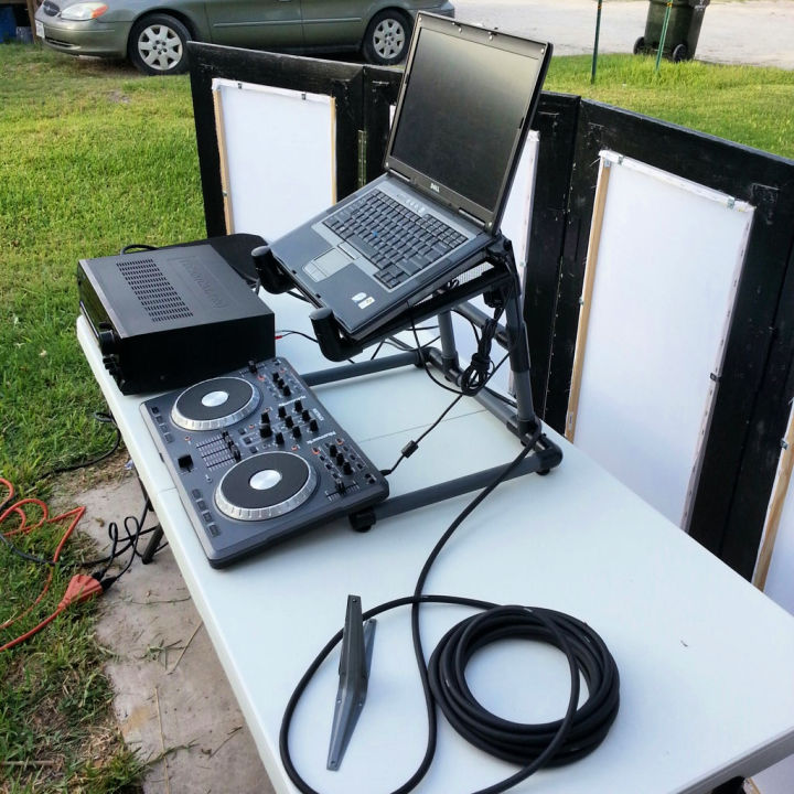 Simple DIY Laptop Stand to Make - Blitsy
