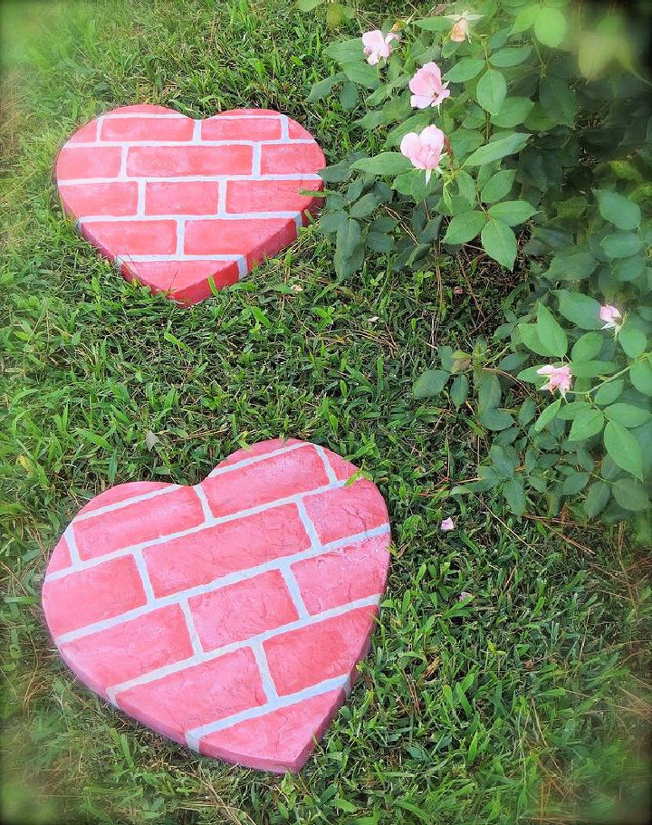 30 Beautiful DIY Stepping Stones to Make for Garden - Blitsy