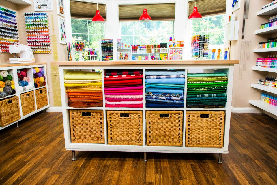 25 DIY Craft Table Ideas with Storage and Easy To Build - Blitsy