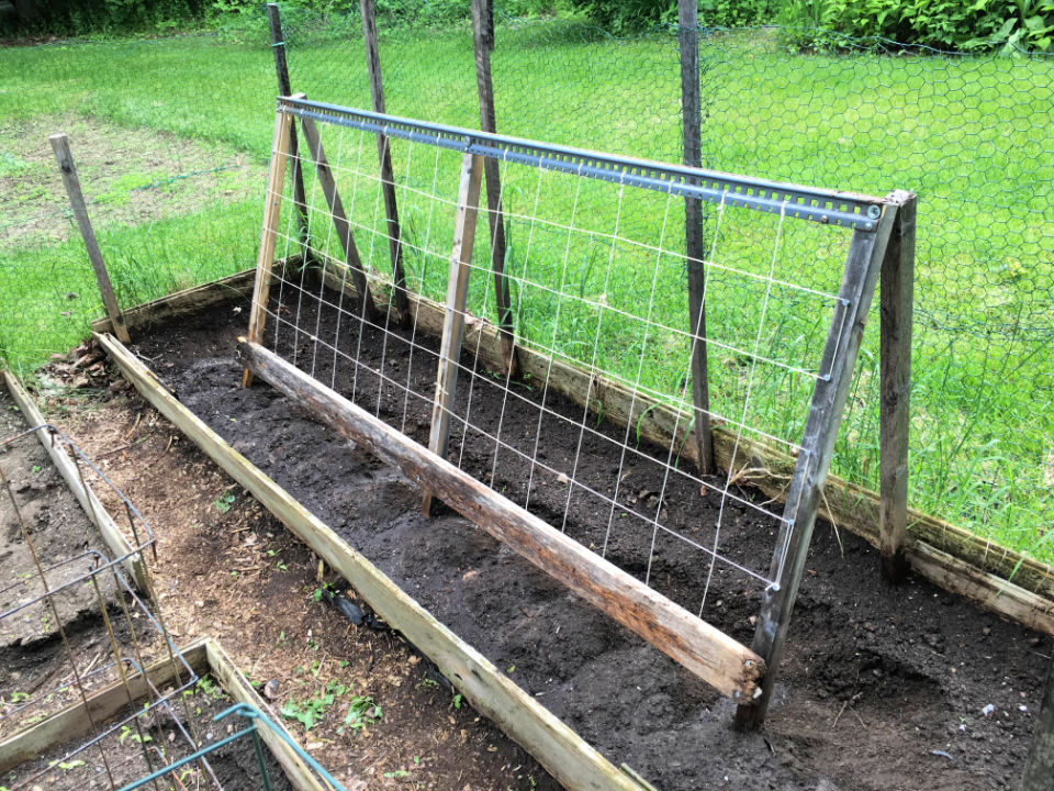 20 Homemade DIY Cucumber Trellis Ideas - Blitsy