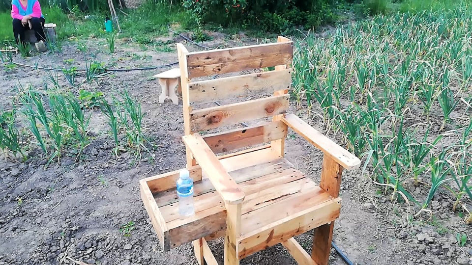 40 Free DIY Wood Pallet Chair Plans and Ideas - Blitsy
