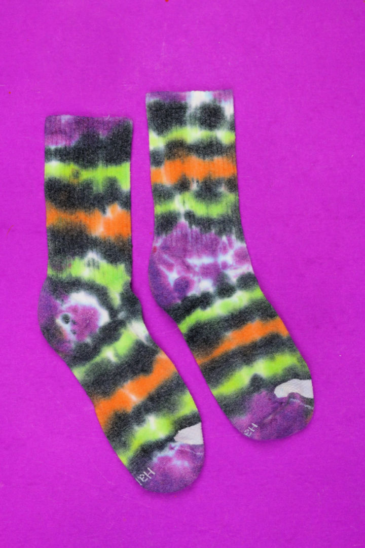 25 Easy Tie Dye Sock Patterns - How to Tie Dye Socks