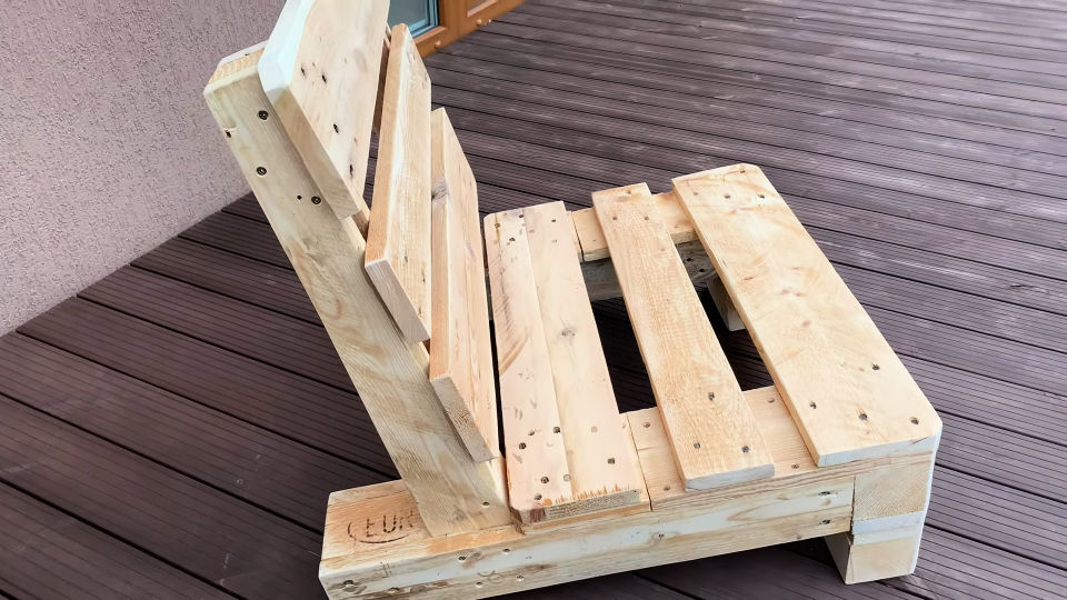 40 Free DIY Wood Pallet Chair Plans and Ideas - Blitsy