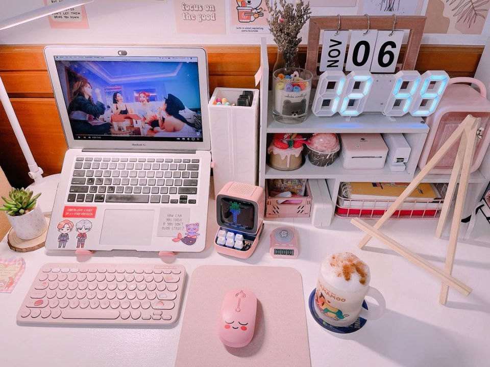25 Unique Desk Decor Ideas for Home Office and Work Desk