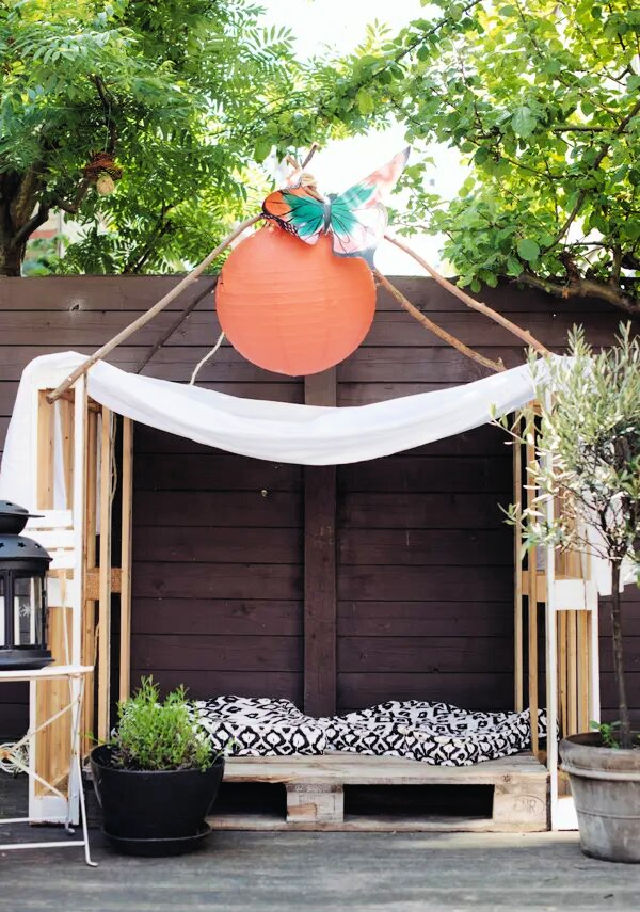 25 Free DIY Pallet Playhouse Plans and Ideas - Blitsy