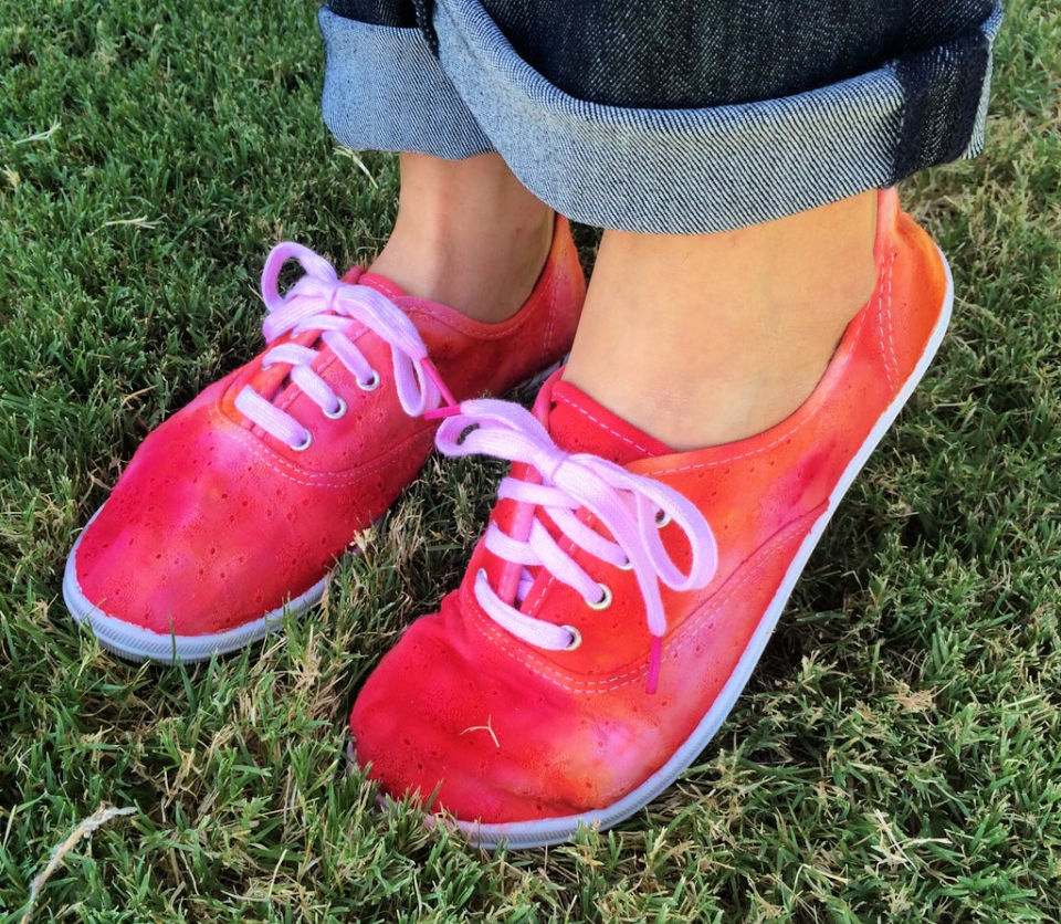 25 Tie Dye Shoes Patterns (How to Tie Dye Sneakers)