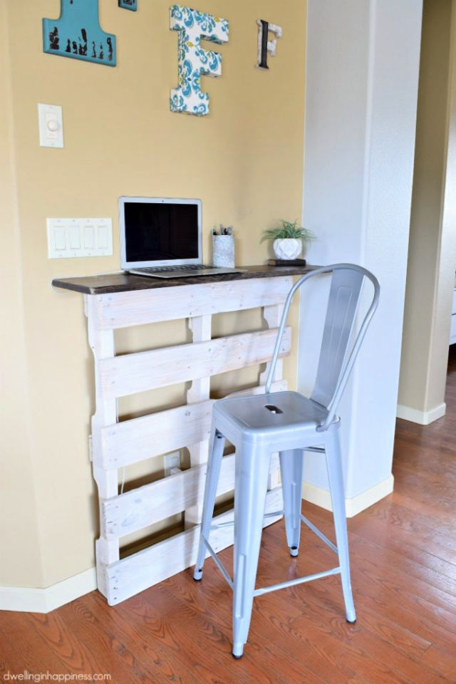 40 DIY Wood Pallet Desk Ideas with Free Plans - Blitsy