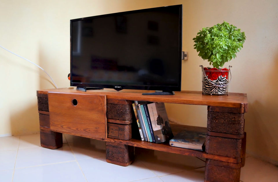 20 DIY Pallet TV Stand Plans and Ideas - Blitsy