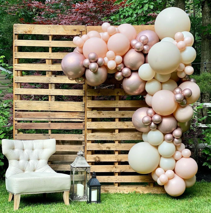 20 Wood Pallet Backdrop Ideas To Get Rustic Appeal - Blitsy