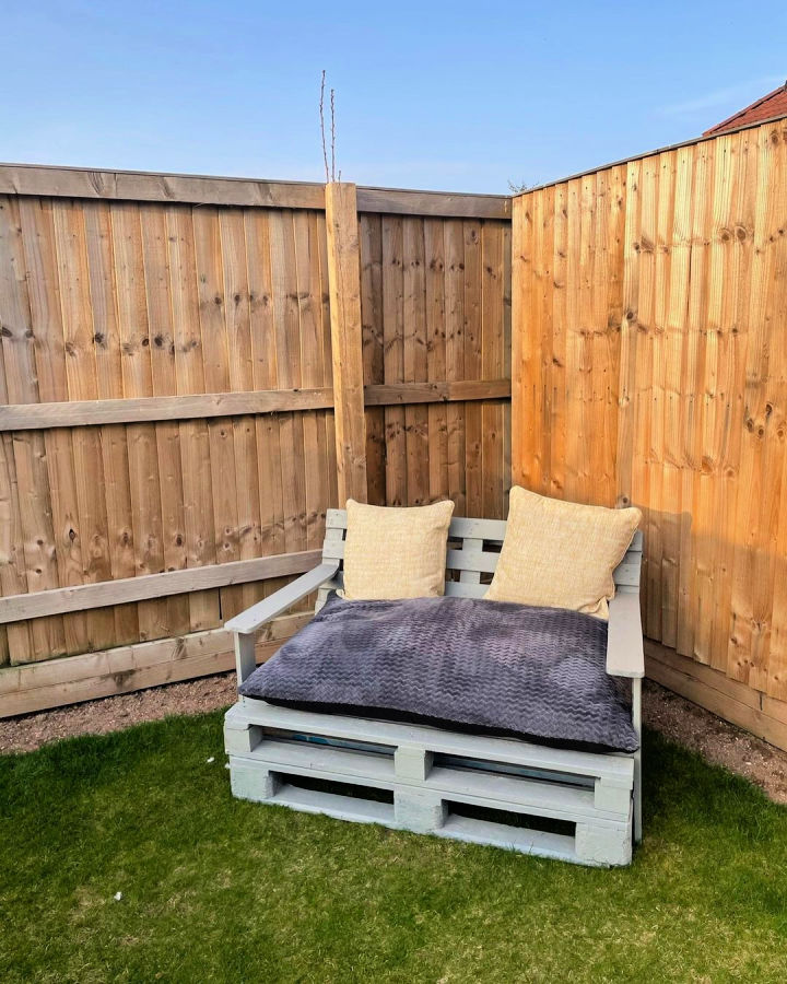 40 Free DIY Wood Pallet Chair Plans and Ideas - Blitsy