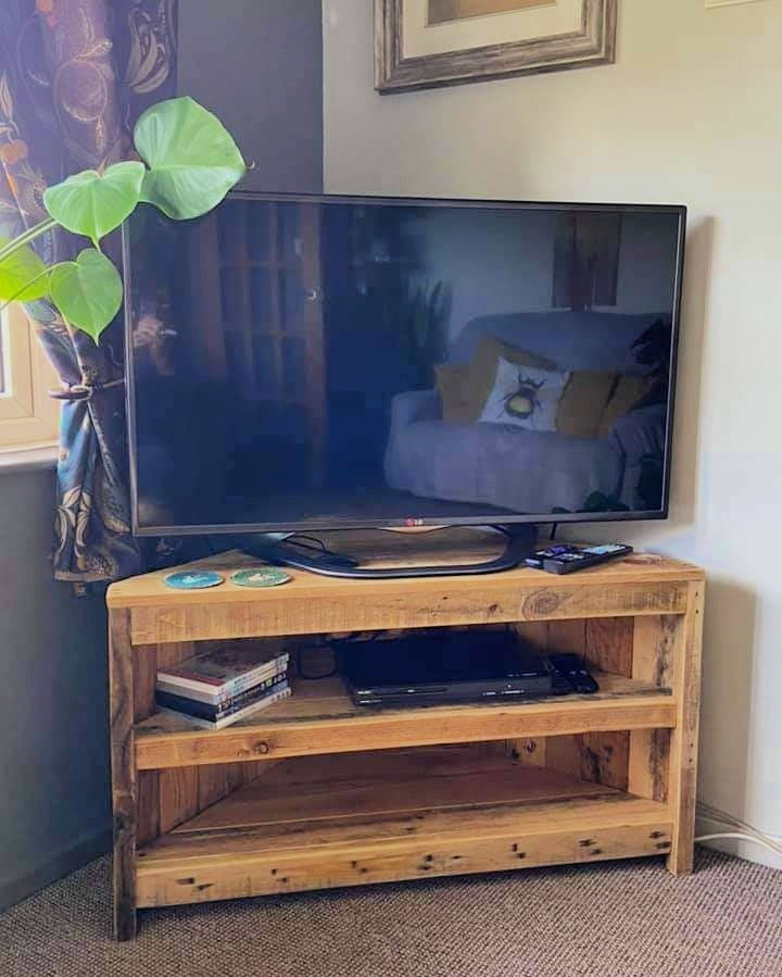 20 DIY Pallet TV Stand Plans and Ideas - Blitsy