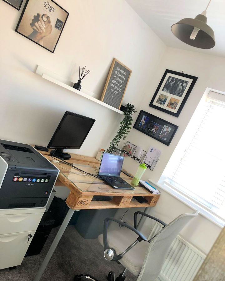 40 DIY Wood Pallet Desk Ideas with Free Plans - Blitsy