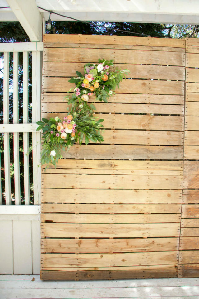 20 Wood Pallet Backdrop Ideas To Get Rustic Appeal - Blitsy