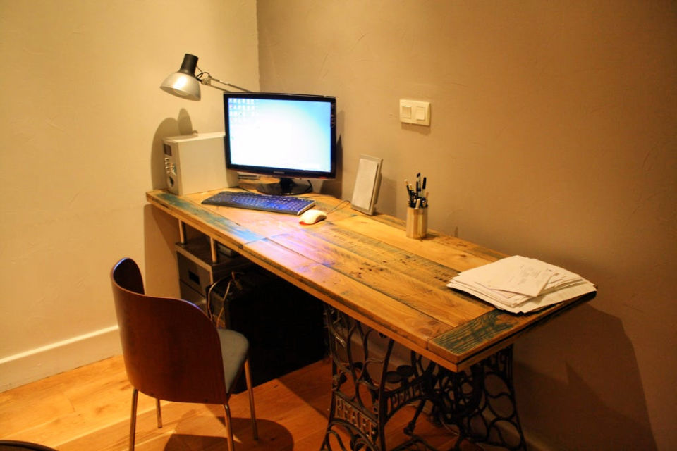 40 DIY Wood Pallet Desk Ideas with Free Plans - Blitsy