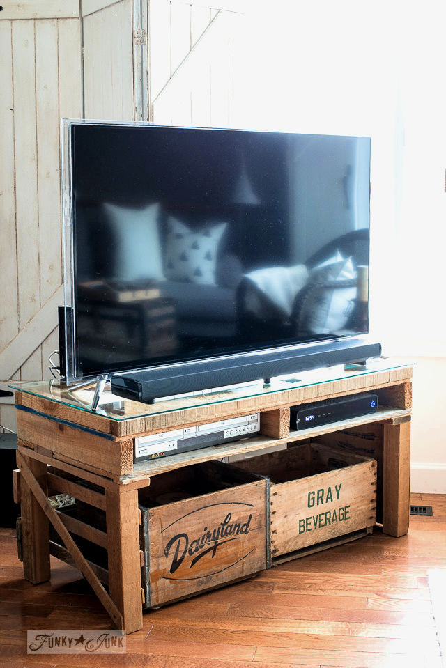 20 DIY Pallet TV Stand Plans and Ideas - Blitsy