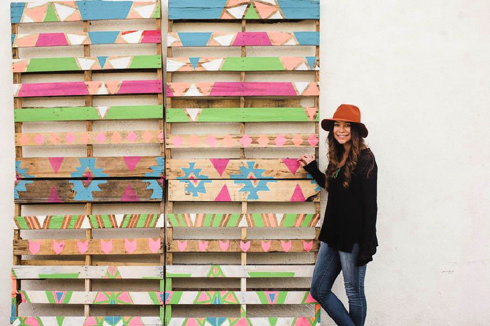 20 Wood Pallet Backdrop Ideas To Get Rustic Appeal - Blitsy