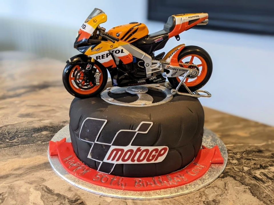 25 Beautiful 50th Birthday Cake Ideas for Men & Women