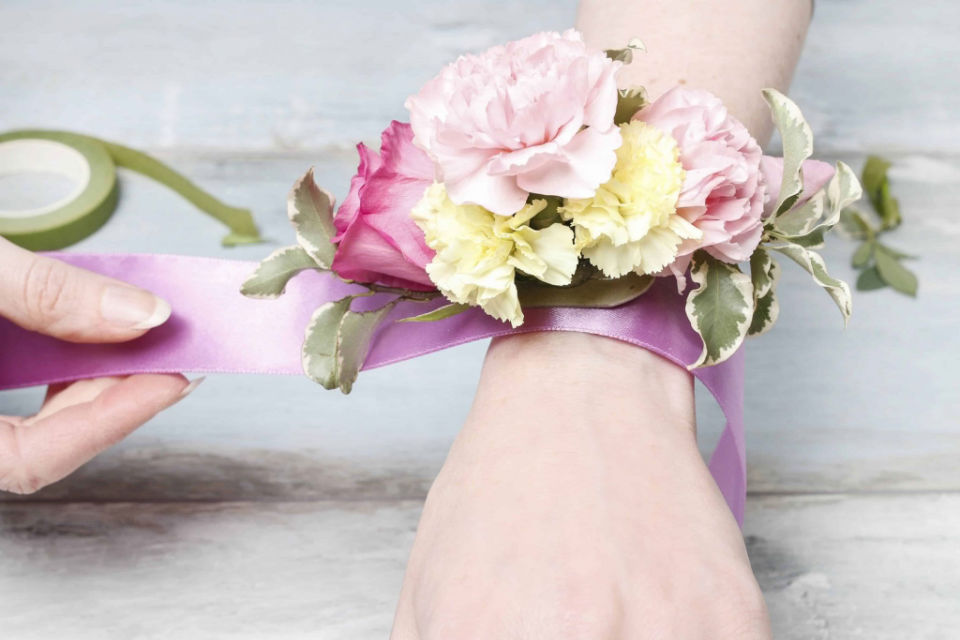 How to Make a Corsage - Step by Step Instructions - Blitsy