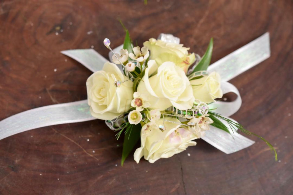 How to Make a Corsage - Step by Step Instructions - Blitsy