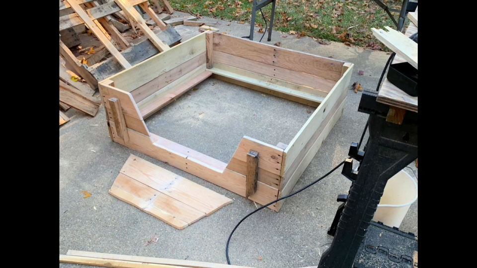 DIY Whelping Box For Your Pregnant Dog - Blitsy