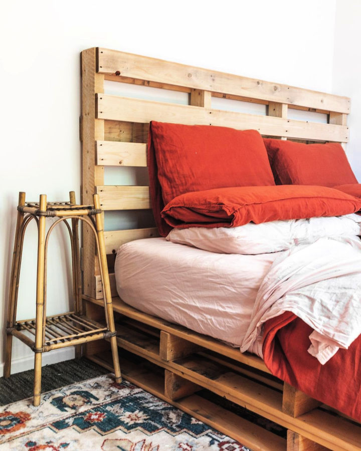 40 DIY Pallet Headboard Ideas with Instructions - Blitsy