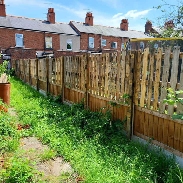 35 Cheap Pallet Fence Ideas To Build Yours at $0 - Blitsy