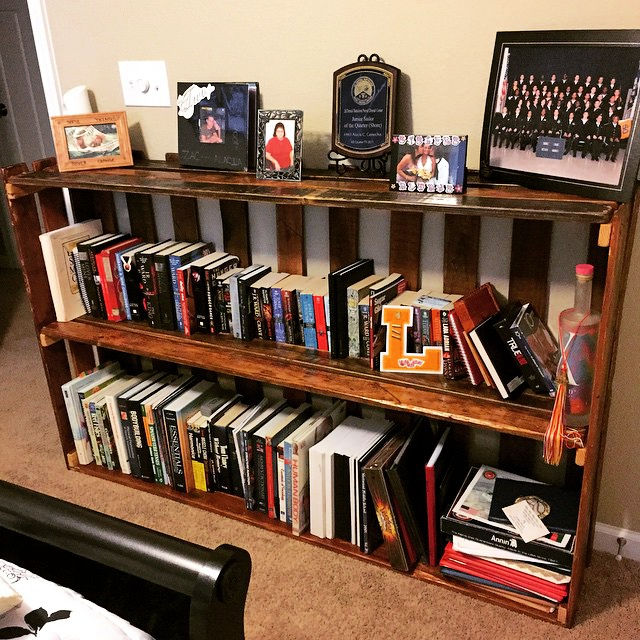 30 DIY Pallet Bookshelf Ideas / Wooden Pallet Bookshelves - Blitsy