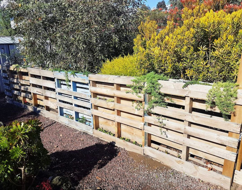 35 Cheap Pallet Fence Ideas To Build Yours at $0 - Blitsy
