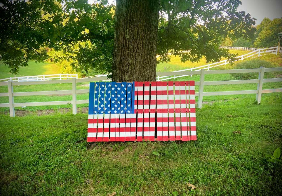 25 DIY Wood Pallet Flag Ideas - Pallet American Flag - Blitsy