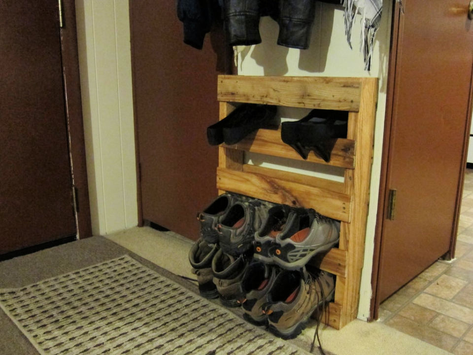 25 Wooden Pallet Shoe Rack Ideas and Plans - Blitsy