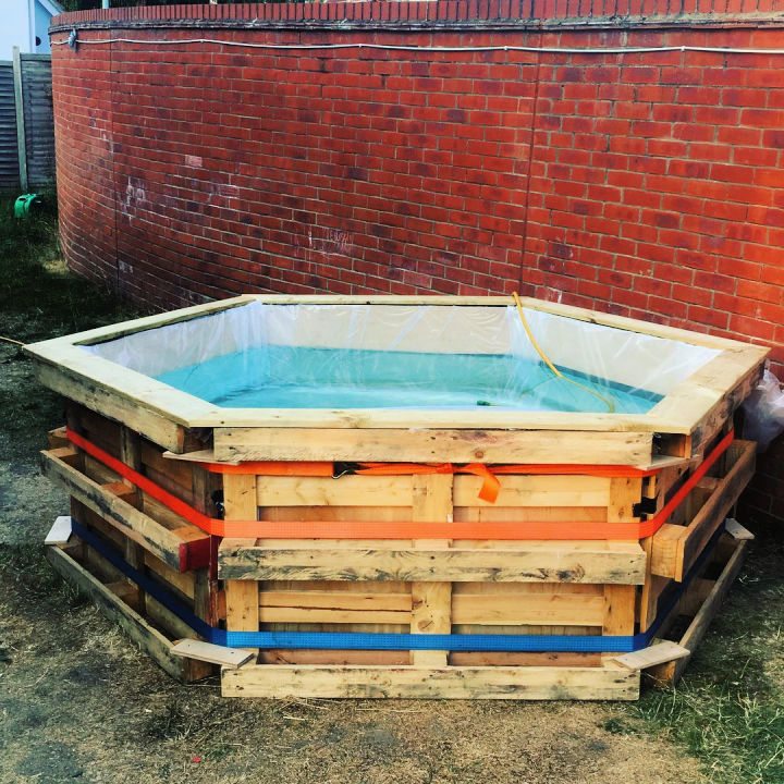 15 DIY Pallet Pool Ideas That You Can Build at $0 - Blitsy