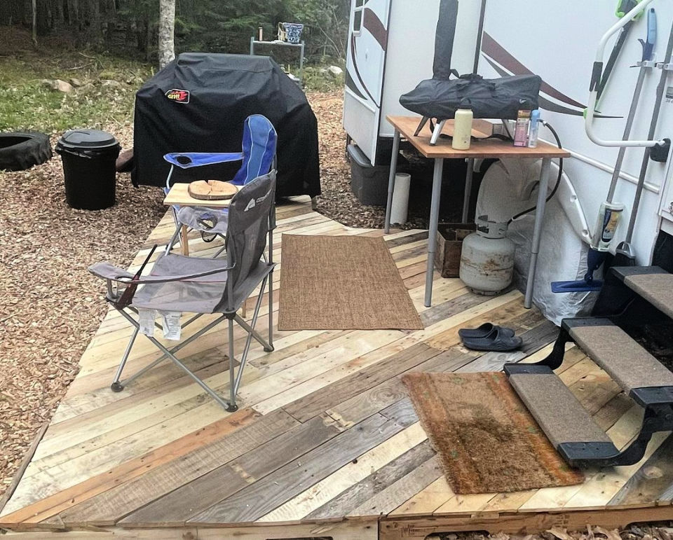 40 Cheap DIY Pallet Deck Ideas To Save Money - Blitsy